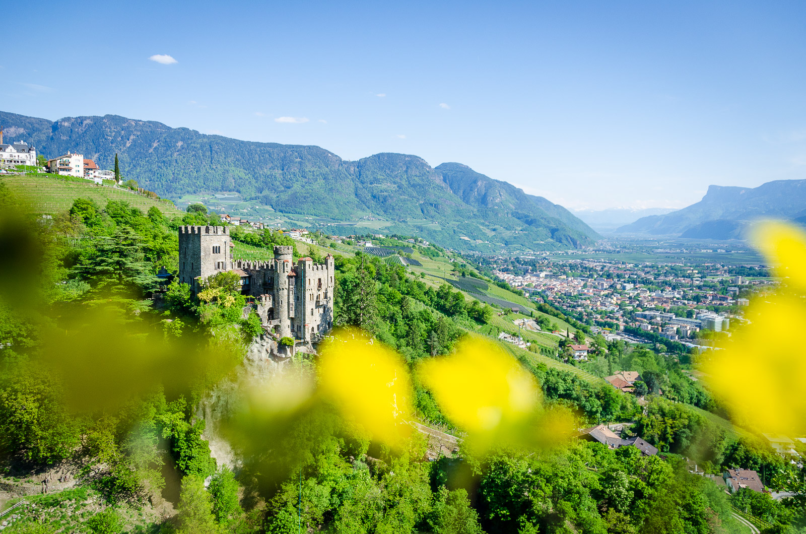 Dorf Tirol mit Schloss Tirol und Brunnenburg